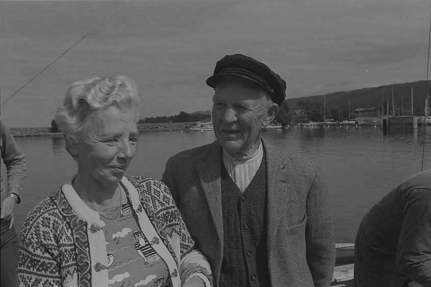 Gruppbild med Alice Johansson i mönstrad stickad kofta med hyska och ...