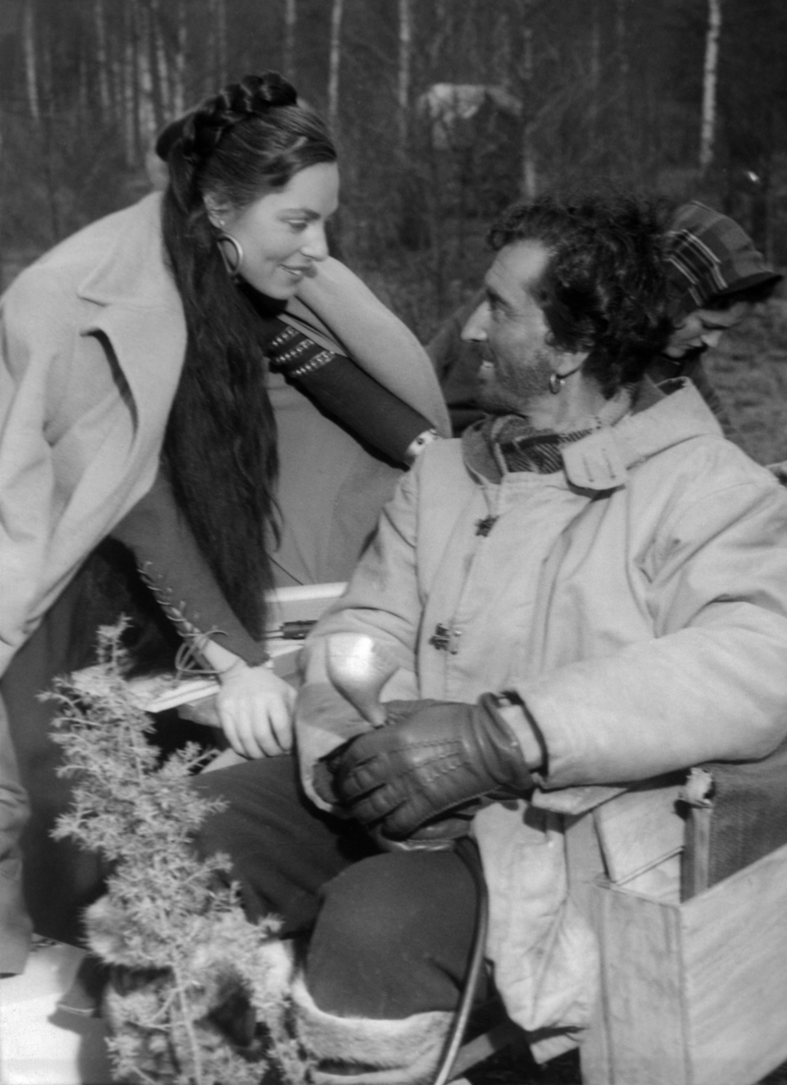 Fotografi taget vid inspelning av filmen Singoalla, Viveca Lindfors som ...