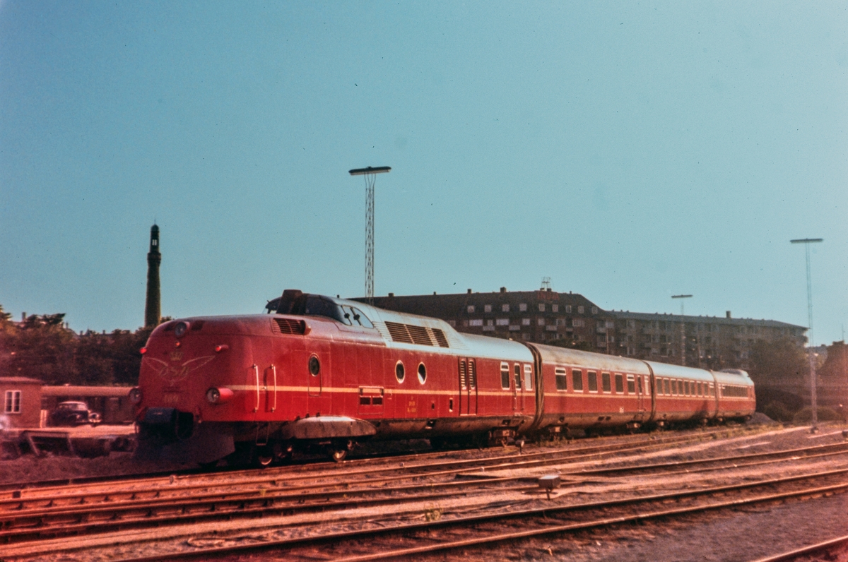 DSB (Danske Statsbaners) lyntog litra MA i nærheten av København ...