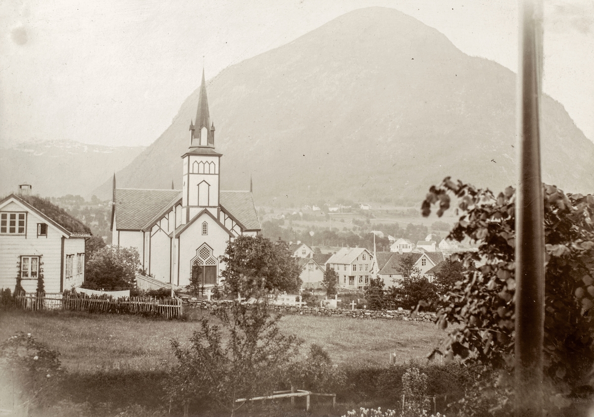 Oversiktsbilde av Volda gamle kirke og husene rundt. - Sunnmøre Museum ...