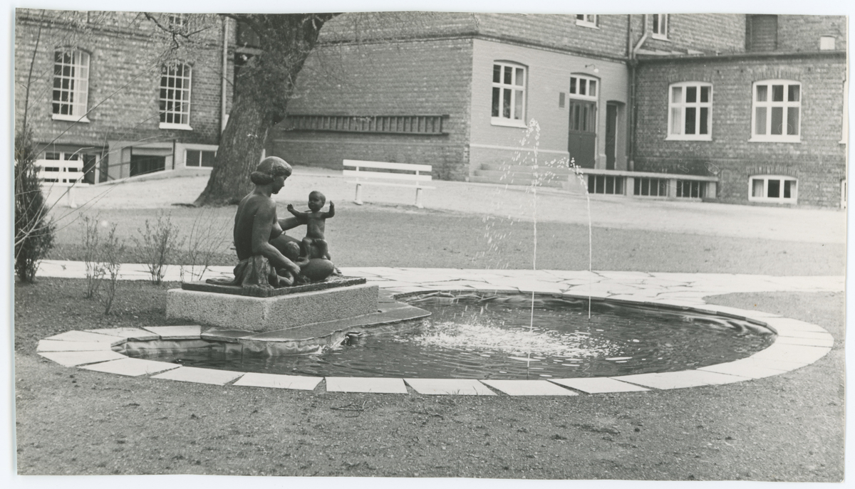 Skulptur: Mor med barn (3 bilder) - Mossebibliotekene / DigitaltMuseum