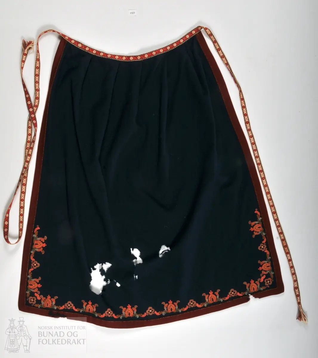 Forkle - Norsk institutt for bunad og folkedrakt / DigitaltMuseum