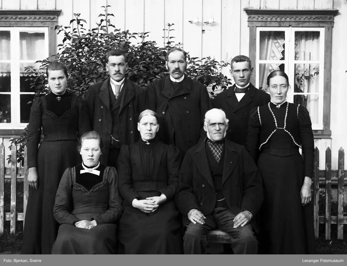 Gruppebilde av familie - Levanger Fotomuseum / DigitaltMuseum