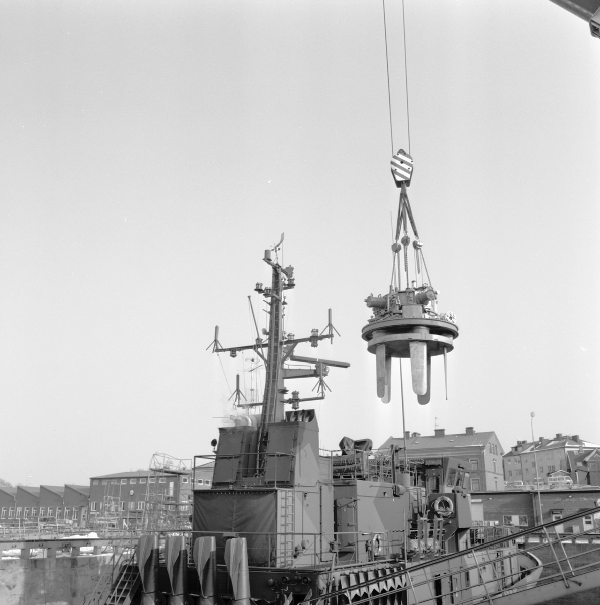 Lyft av motor till M71 Landsort - Marinmuseum / DigitaltMuseum