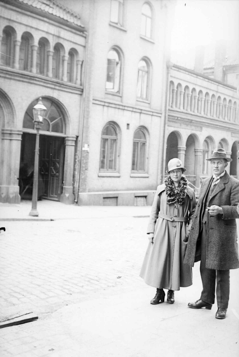 Et par foran en bygning - Maihaugen / DigitaltMuseum