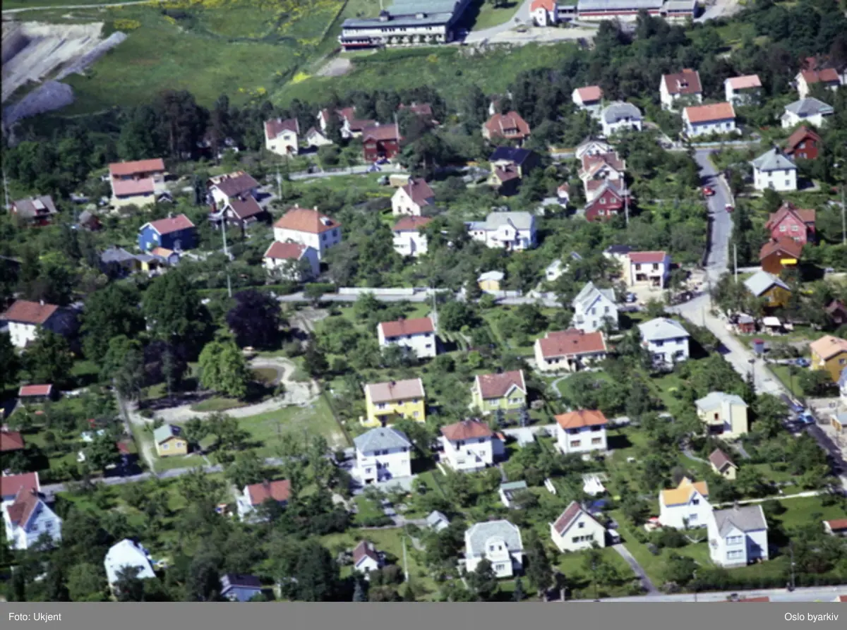 Solbakkeveien og Østre vei. Manglerudveien helt i front. (Flyfoto ...