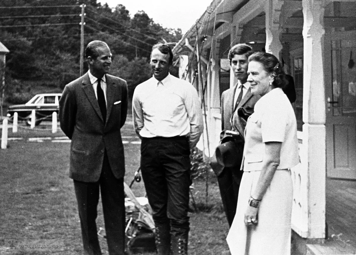 Kongefamilien på Åndalsnes 1969. .Dronning Elizabeth II og Kong Olav V ...