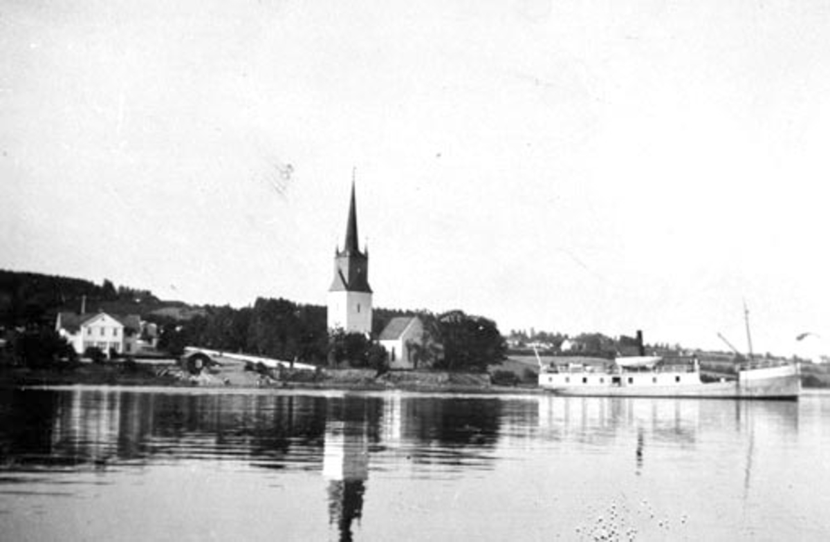 Nes kirke, Tingnes, Hedmark. Nes brygge. Mjøsbåten D.S. Skreia. - Anno ...