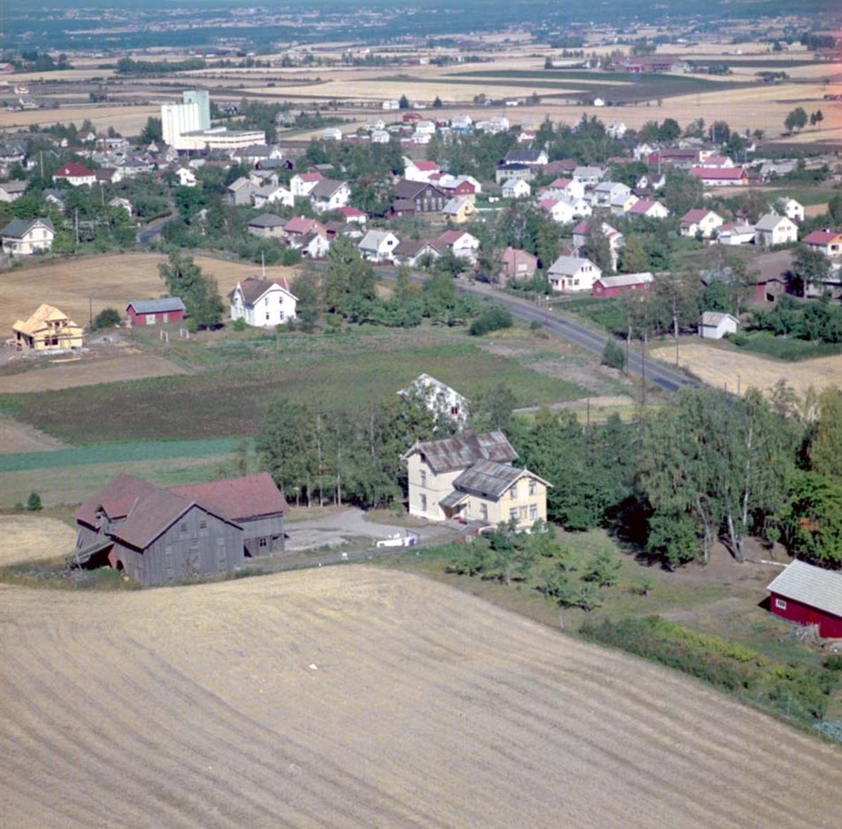 FLYFOTO GJELHAUG, STANGE SENTRUM - Anno Domkirkeodden / DigitaltMuseum