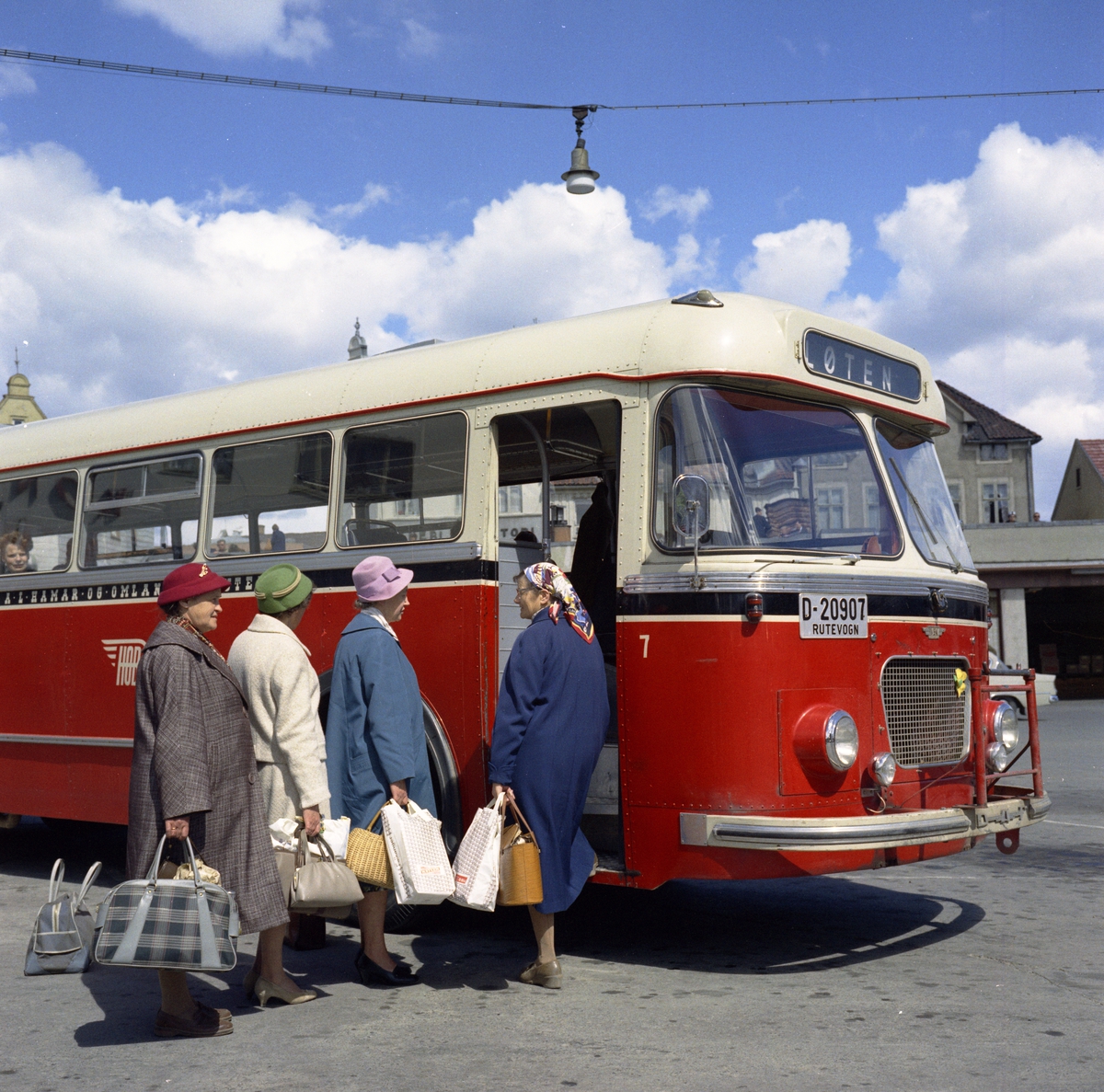 Hamar og Omland Bilruter. Buss på Østre Torg i Hamar. D-20907. "Løten ...