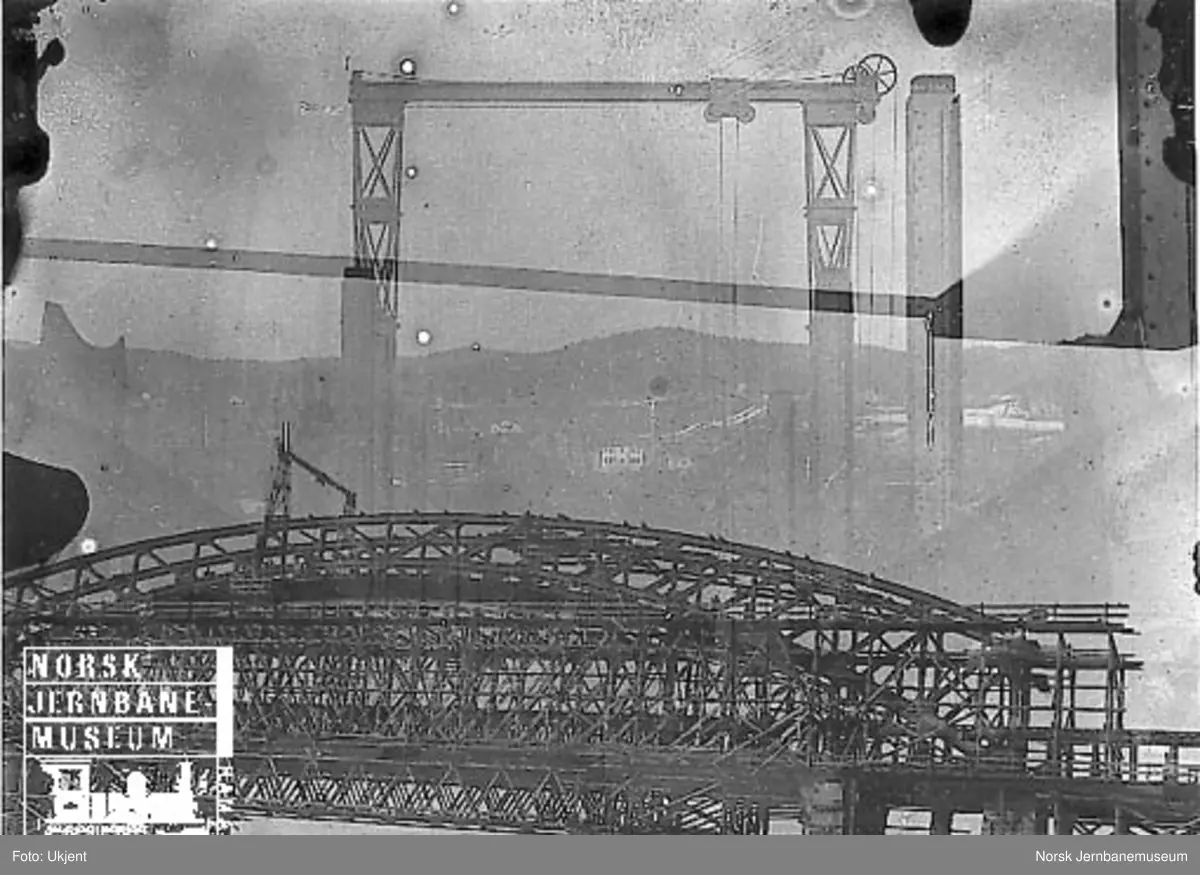 Minnesund bru med nytt midtspenn under bygging - Norsk Jernbanemuseum ...