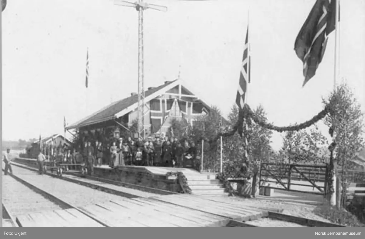 En festsmykket Leirsund stasjon ved Hovedbanens 50 års-jubileum - Norsk ...