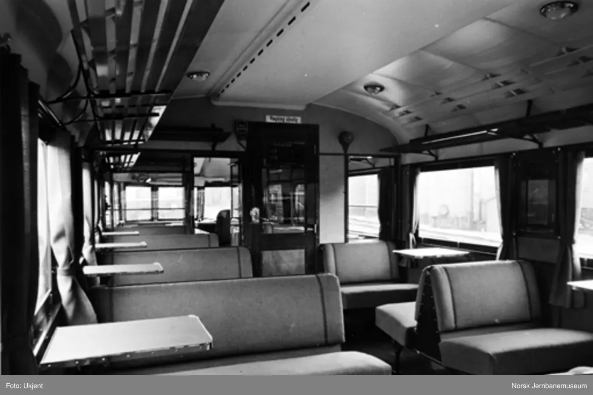 Dieselmotorvogn type 7 : interiør - Norsk Jernbanemuseum / DigitaltMuseum