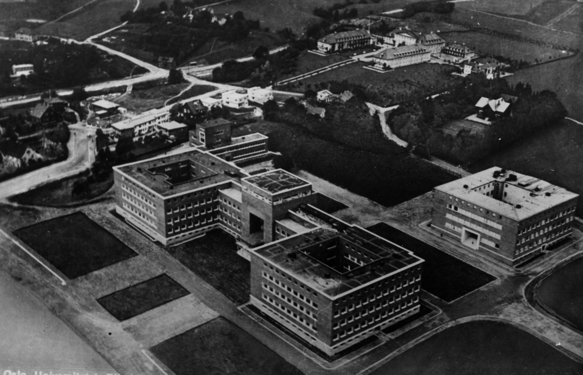 Flyfoto av universitetsområdet på Blindern i Oslo. Fysikk-bygningen i ...