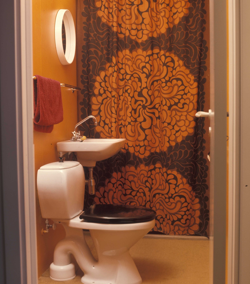 Lite baderom med fargerikt dusjforheng. Nye Bonytt 1973. Ikke publisert ...