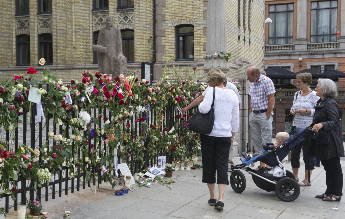 "Sorg i det offentlige rom". Folk ser på blomster og hilsener utenfor ...