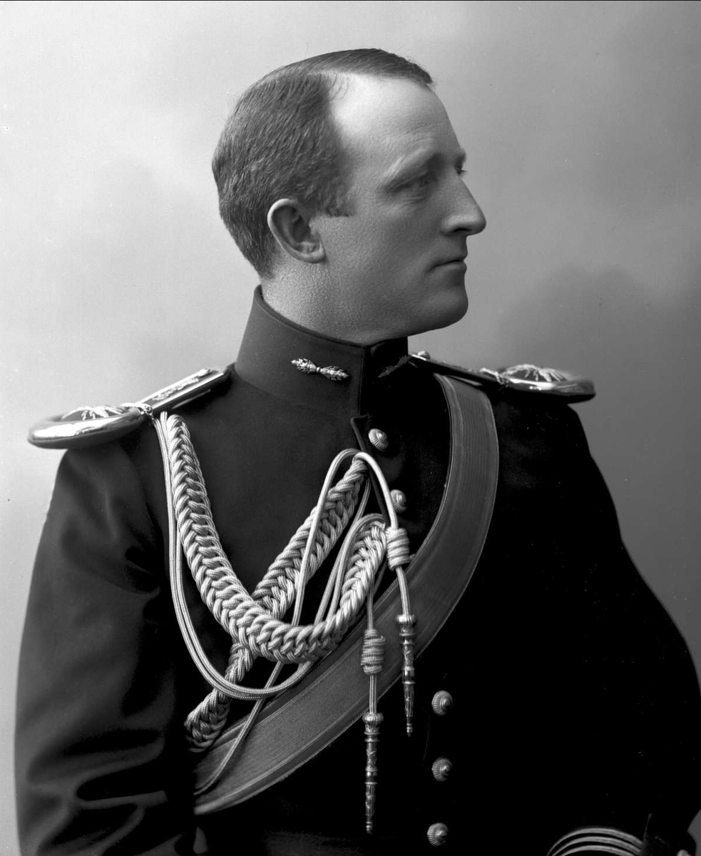 Portrett, Johan Tidemann Sverre, (1867-) i uniform som kaptein ved ...