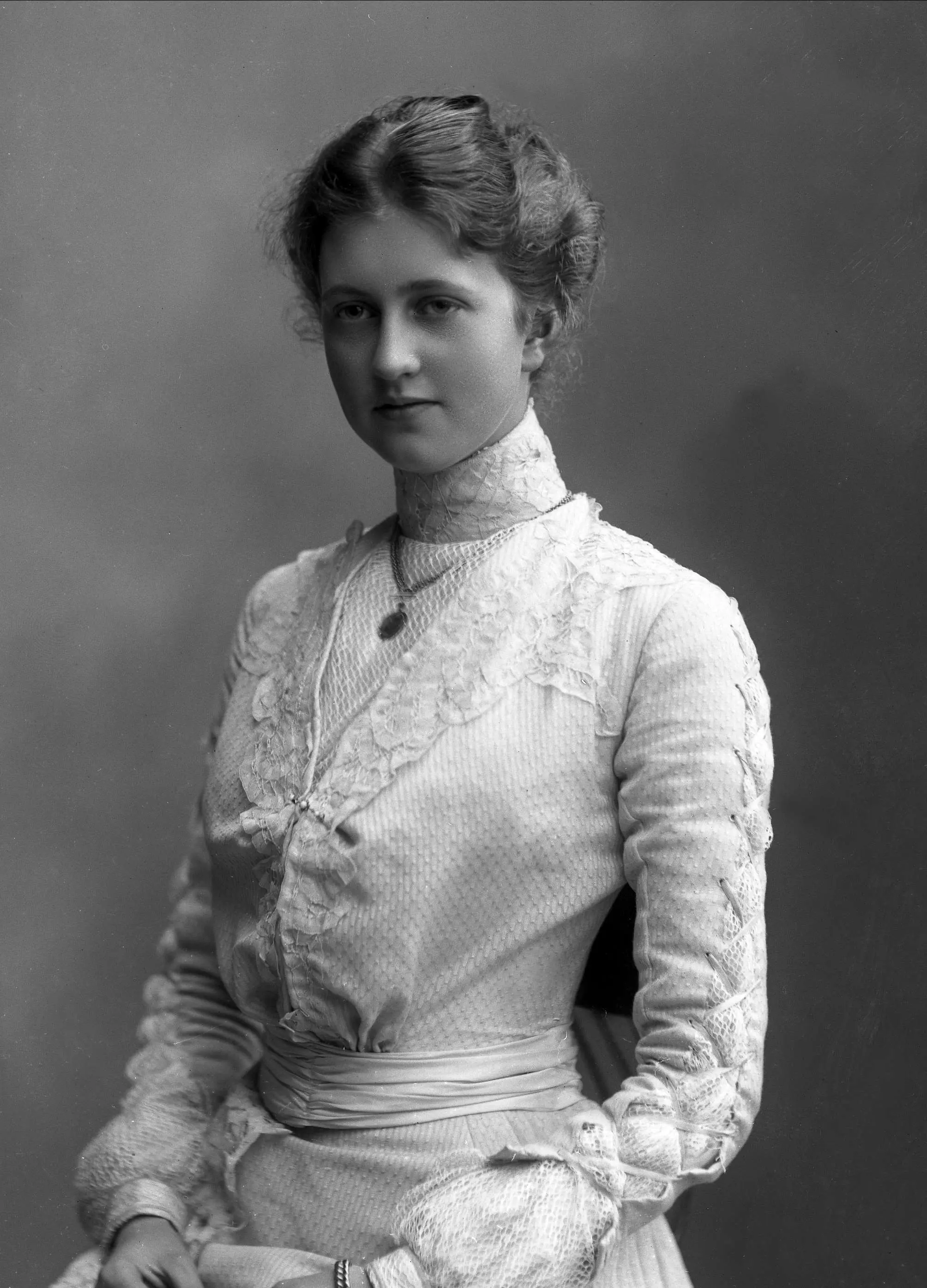 Portrett kvinne, Therese de Seue. - Norsk Folkemuseum / DigitaltMuseum