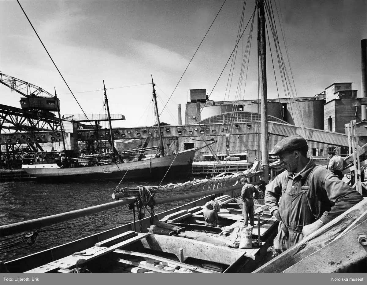 Lastfartyg med mannar o cementsäck i Slite industrihamn, Gotland ...