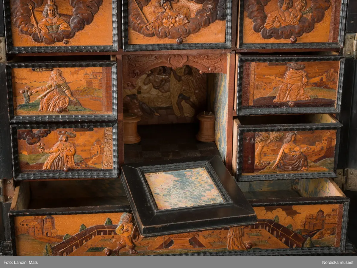 Skåp, kabinettskåp, trä; två dörrar; blindträ furu, fanér svartbetsat ...