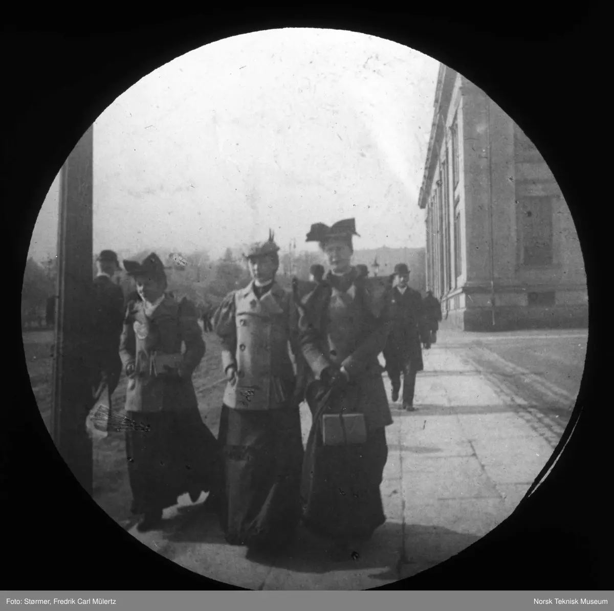 Maren Astrup (senere fru Blon Andersen), Solveig Berg (senere fru ...