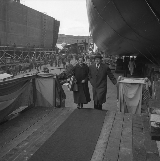 Dop och sjösättning av fartyg 140 M/S Holtheim. Fartygets gudmor i ...