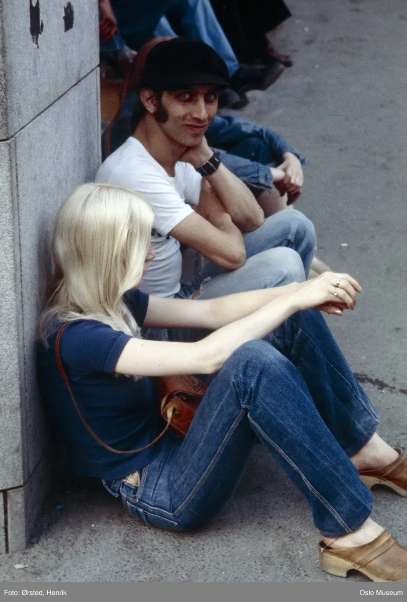 mann, kvinne, sittende på fortau - Oslo Museum / DigitaltMuseum