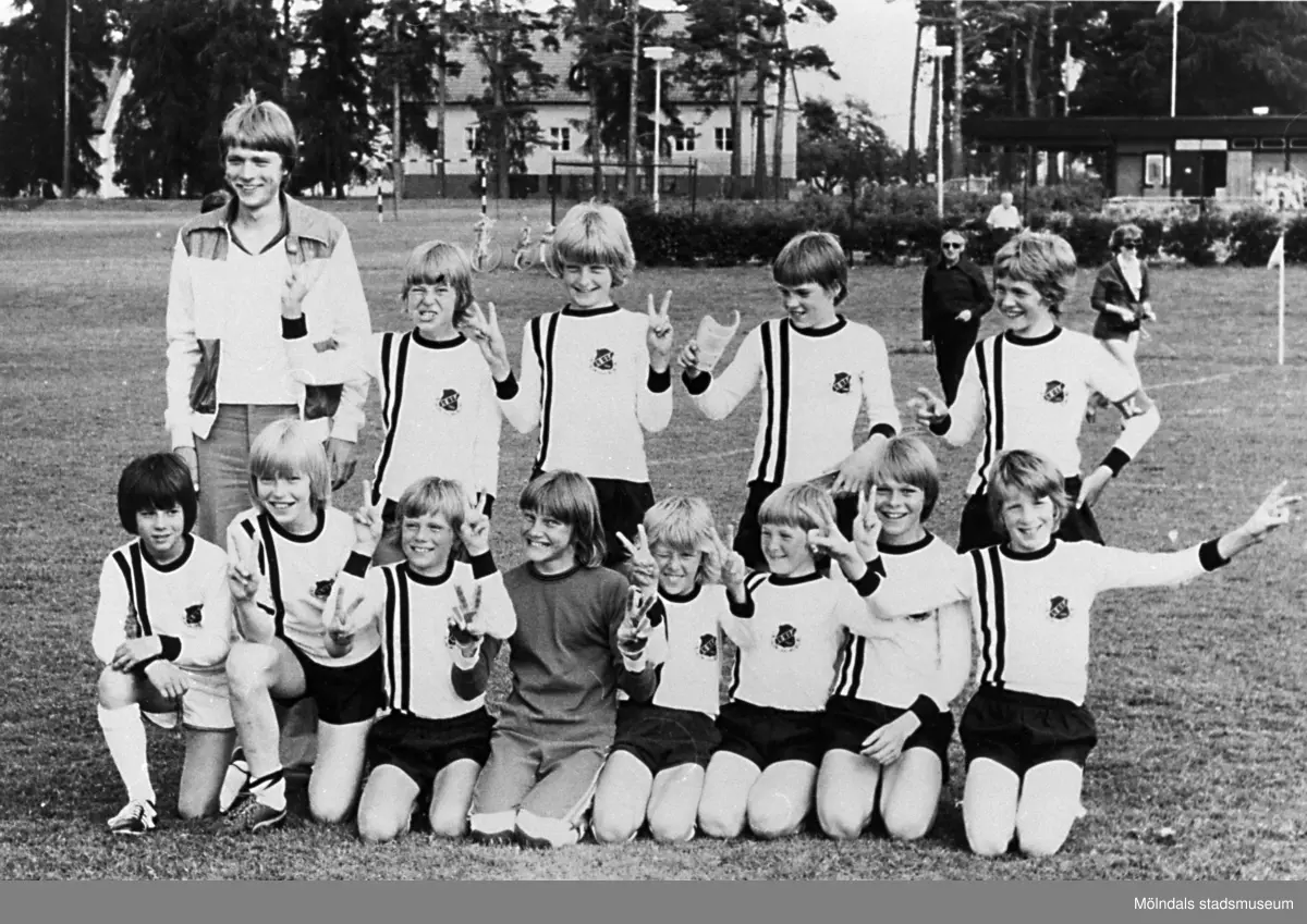 Lindome GIFs pojklag P 65 på Visingsö 1976. Den äldre lagdräkten bärs ...