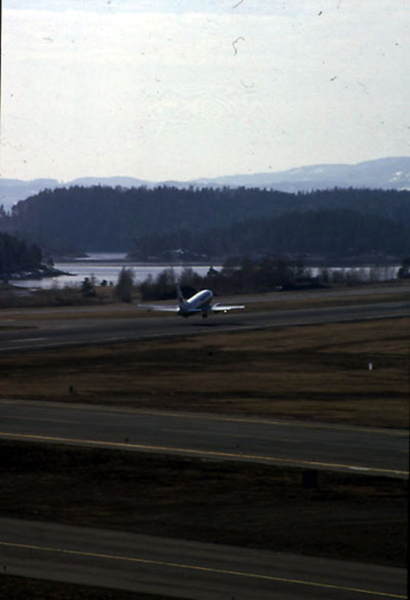Lufthavn, oversiktsbilde av 1 fly som letter, LN-BRG, Boeing 737 - 500 ...