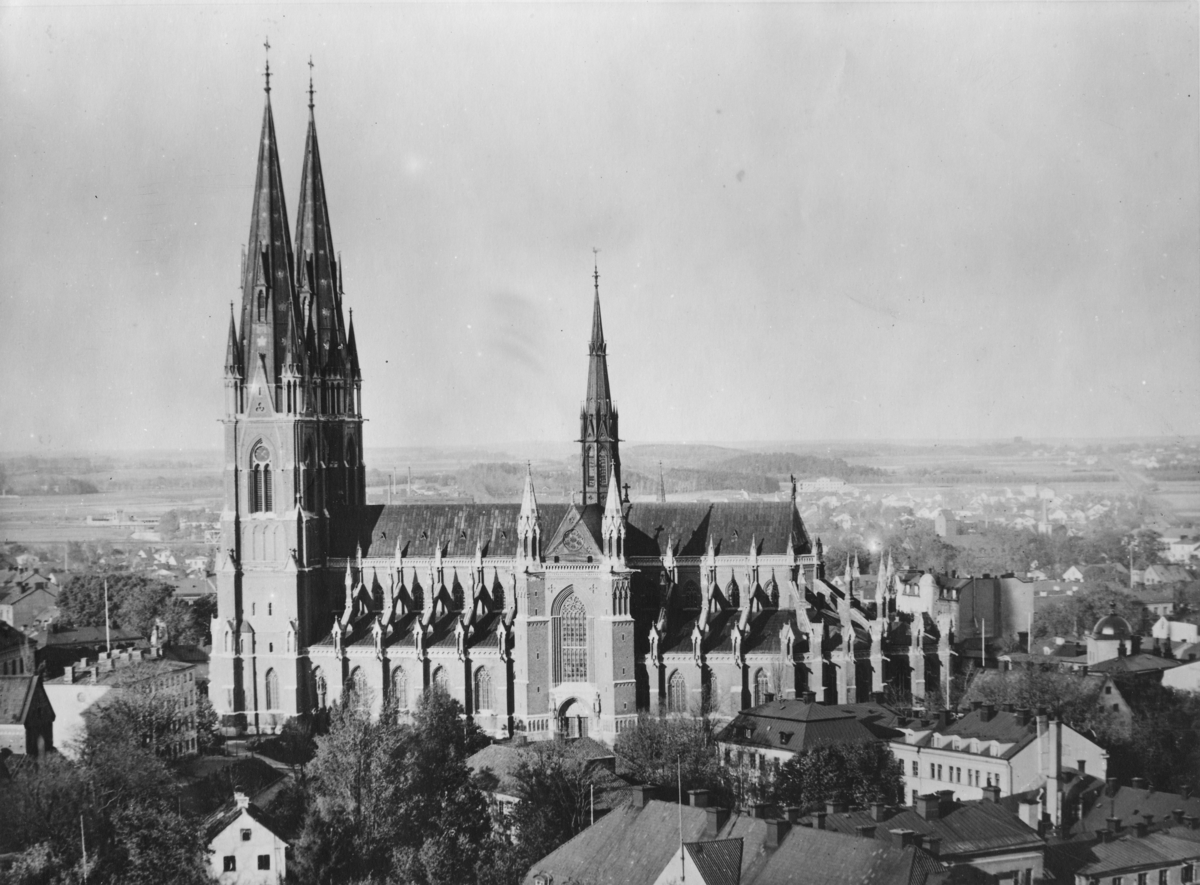 Uppsala domkyrka Äldre fotografi av domkyrkan med omnejd - ArkDes ...