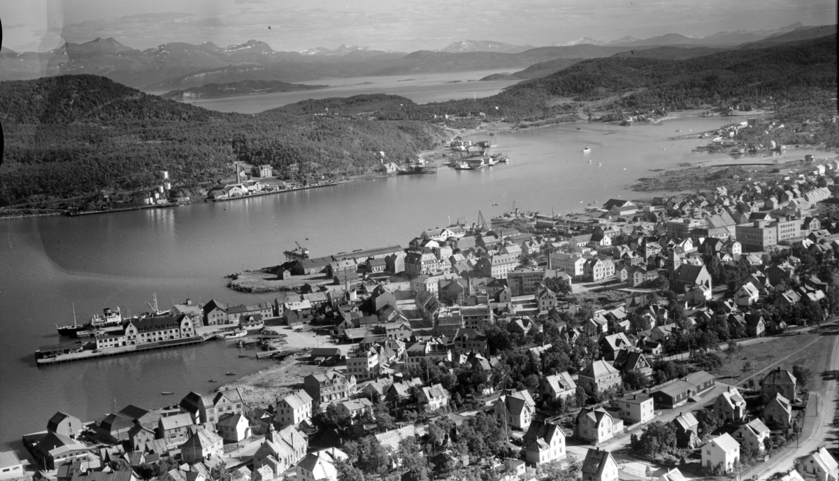 Flyfoto av Harstad. - Sør-Troms Museum / DigitaltMuseum