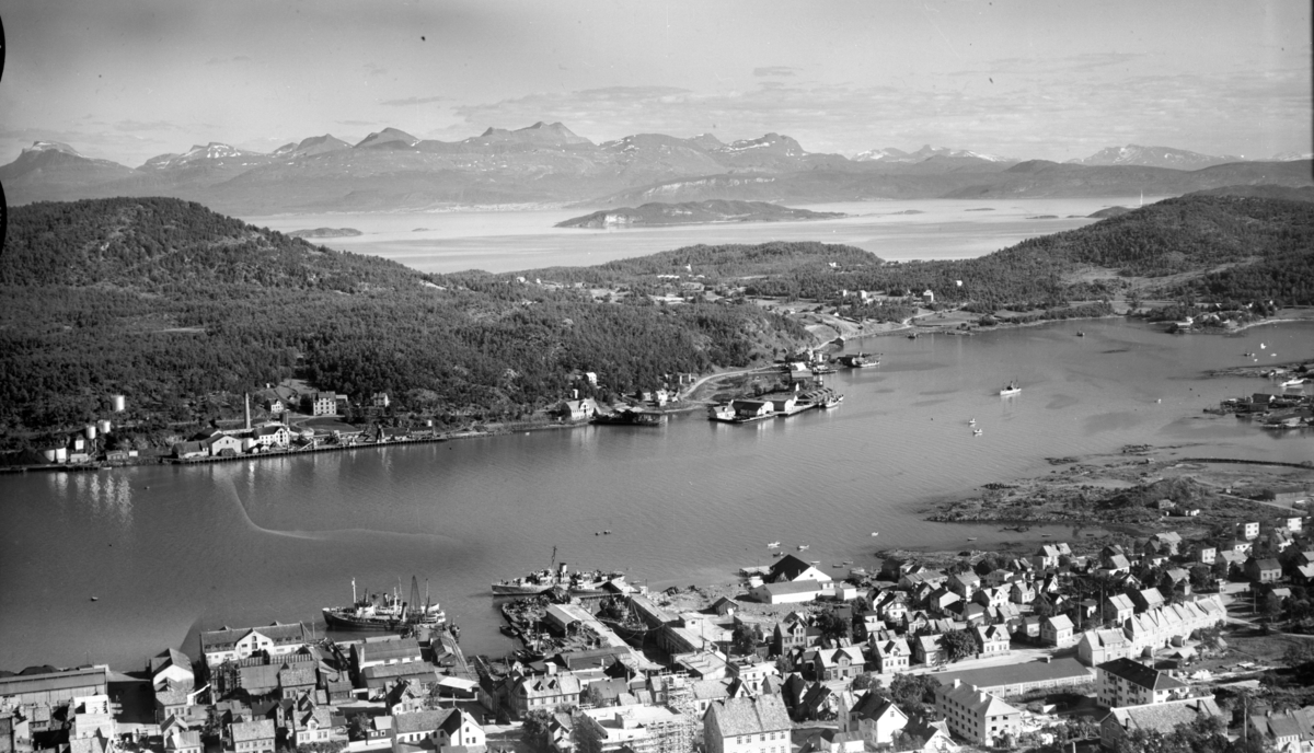 Flyfoto av Harstad med Gangsås i bakgrunnen. - Sør-Troms Museum ...
