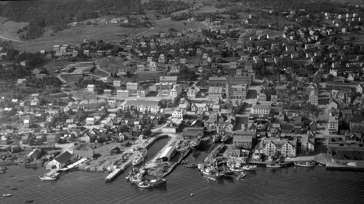 Flyfoto av Harstad sentrum, med Kaarbøverkstedet og BJN-kaia i ...