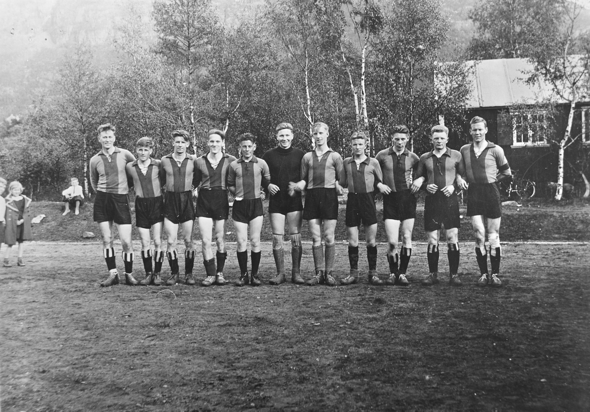 Fotballag, fotballbane - Ryfylkemuseet / DigitaltMuseum