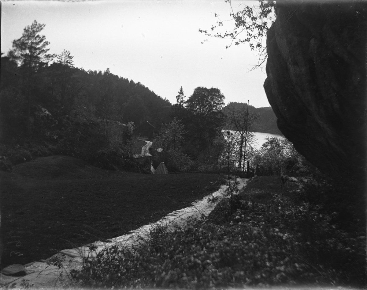 Stor stein og hage - Skåtøy? - Telemark Museum / DigitaltMuseum