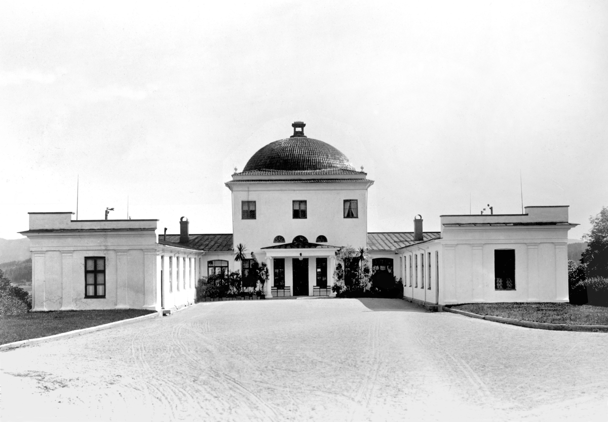 Ulefos Hovedgaard sett fra gårdsplassen, dekorert med palmer og planter ...