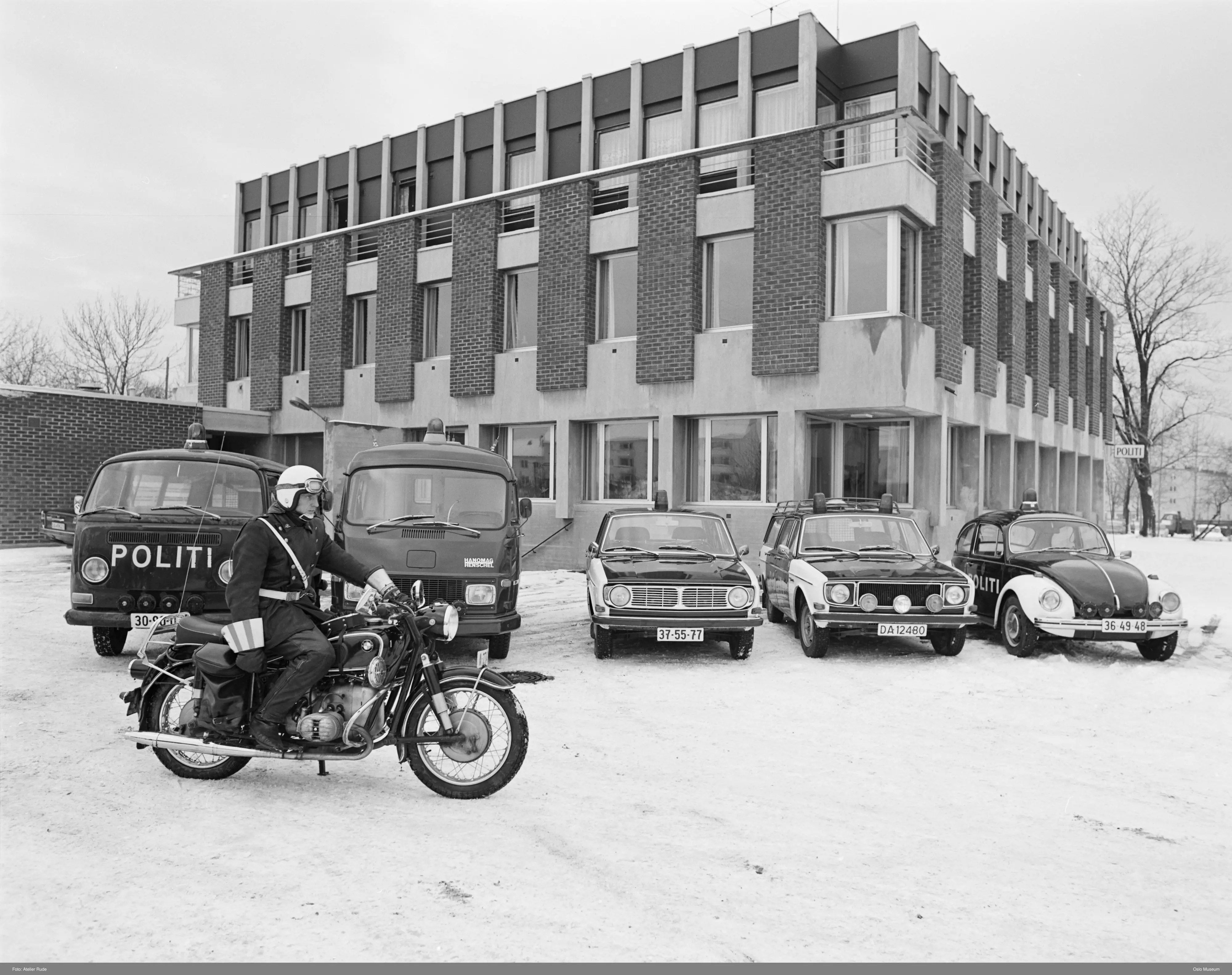Ved Manglerud politistasjon. - Oslo Museum / DigitaltMuseum