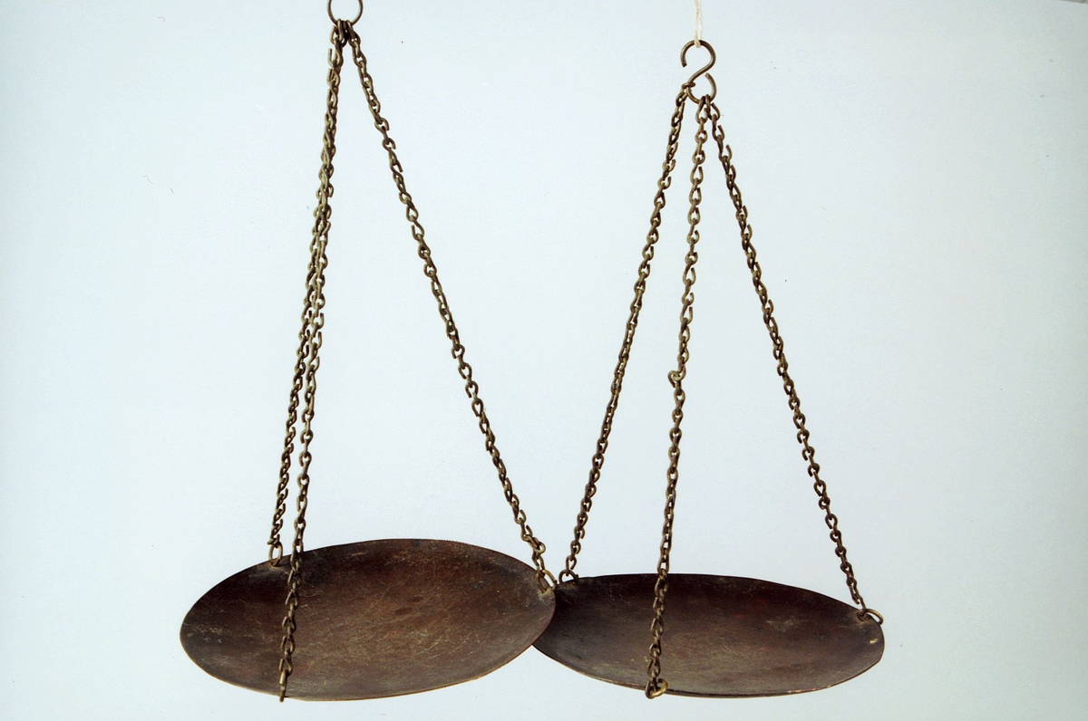 Postmuseet, gjenstander, vekt, postvekt, balansevekt, runde skåler i ...