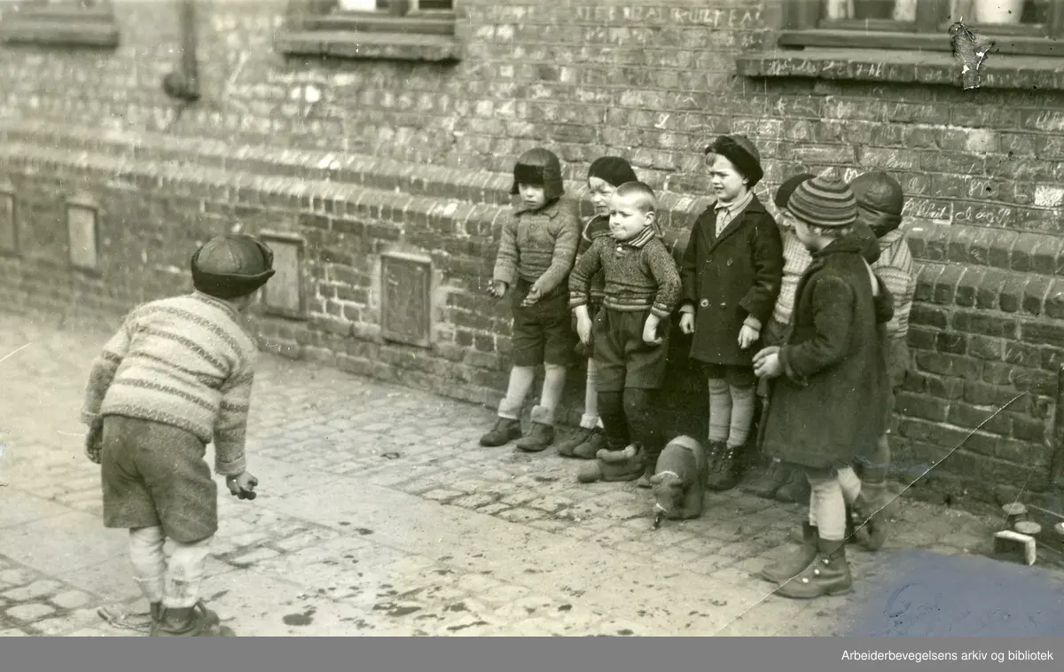 Barn leker i en bakgård på Oslo østkant,.1920-25 - Arbeiderbevegelsens ...