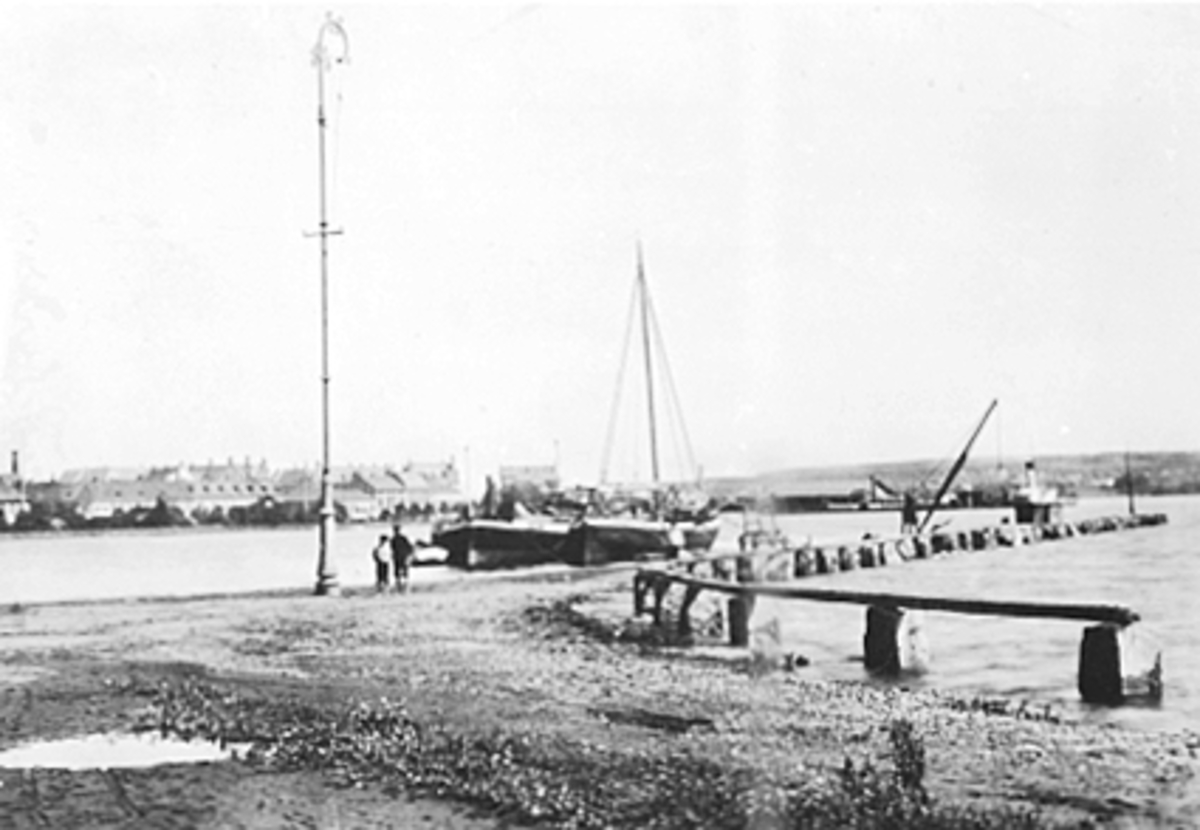 Hamar brygge, flommen 1910, Mjøsflommen 1910, den ytterste båten er ...