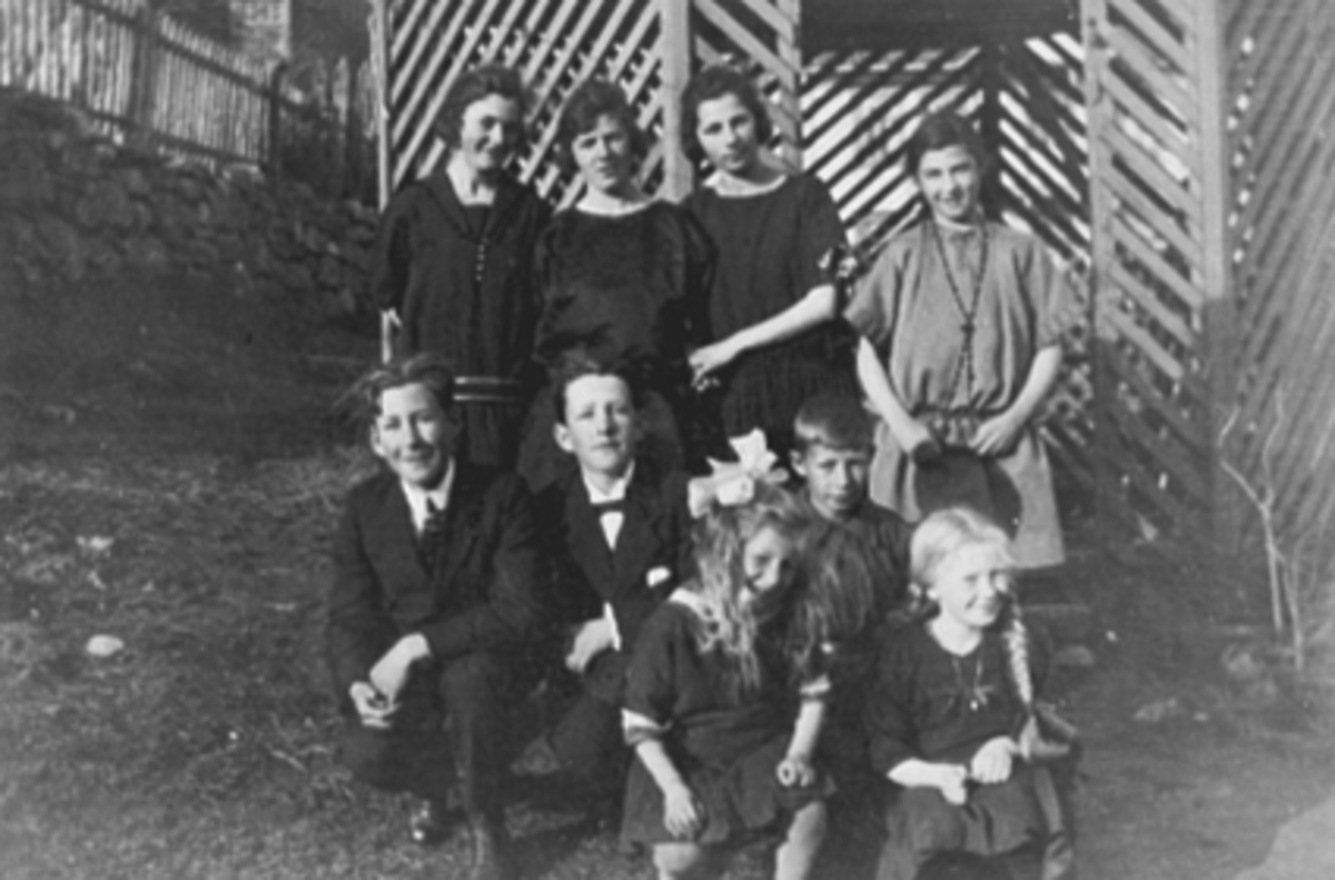 GRUPPE 9, KONFIRMANT HOLDEN, ARNE MED FAMILIE, VENNER, LYSTHUS, FORAN ...