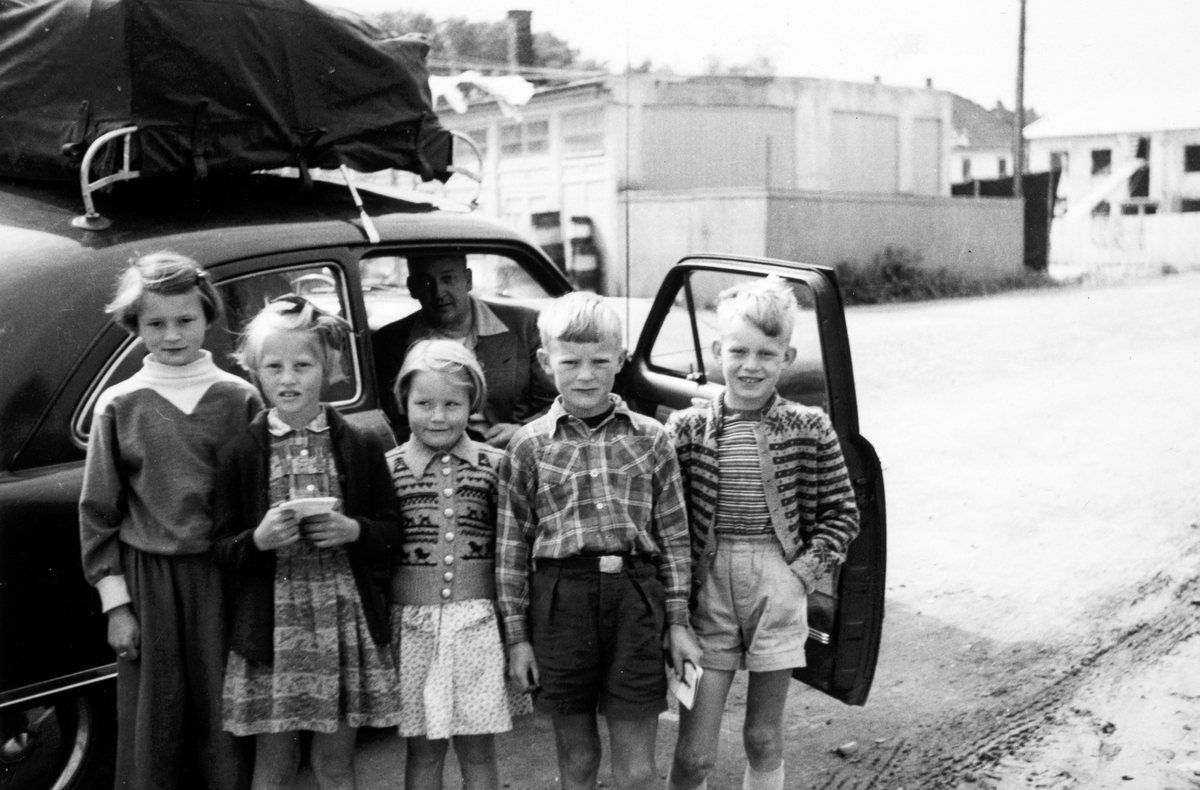 Barn skriver bilnummer i Brumunddal i 1950-åra. F. v Laila Tilley, Aud ...