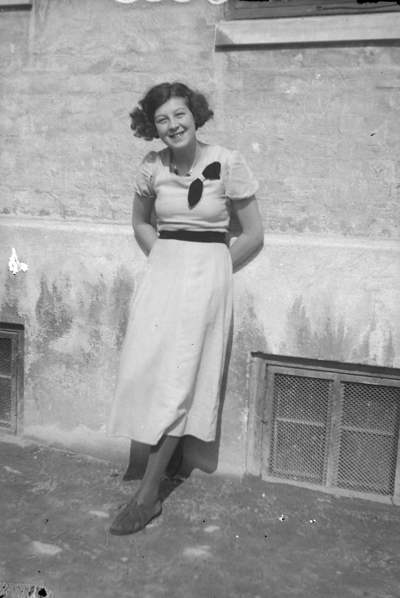 Gudrun Dahle fotografert i forbindelse med belønning fra Carnegie ...