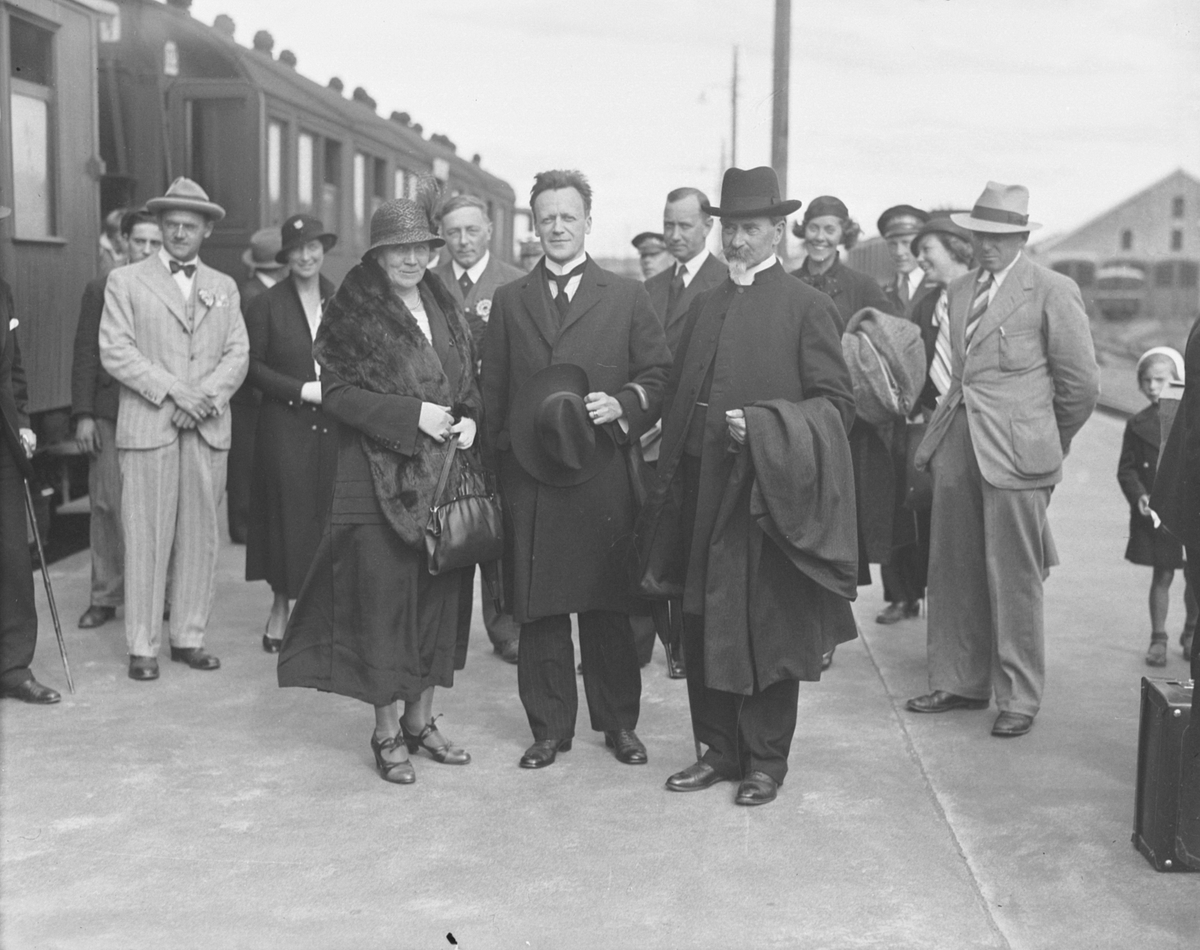 Den svenske erkebiskop Erling Eidem og hans kone Elisabeth ankommer ...