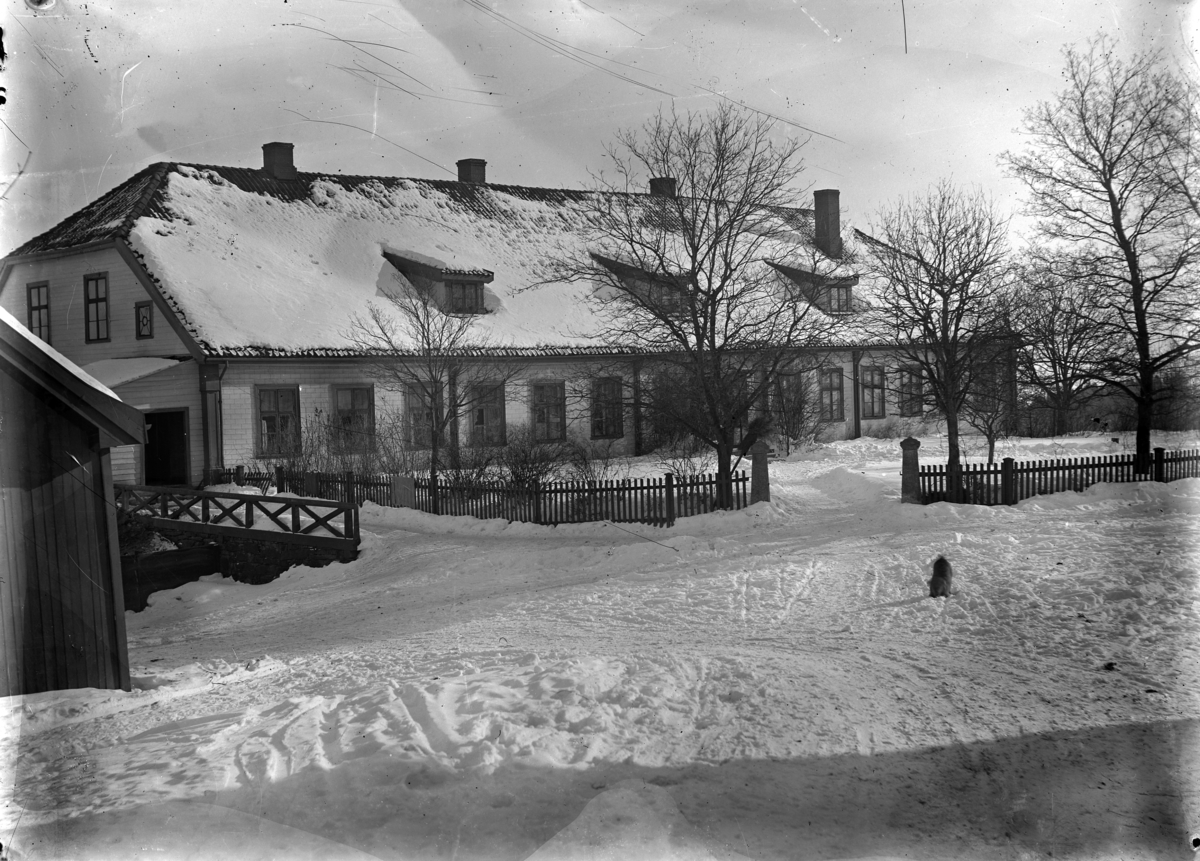 Hovedbygningen på Grefsheim gård, Nes, Hedmark. Vinter. Før 1902 ...