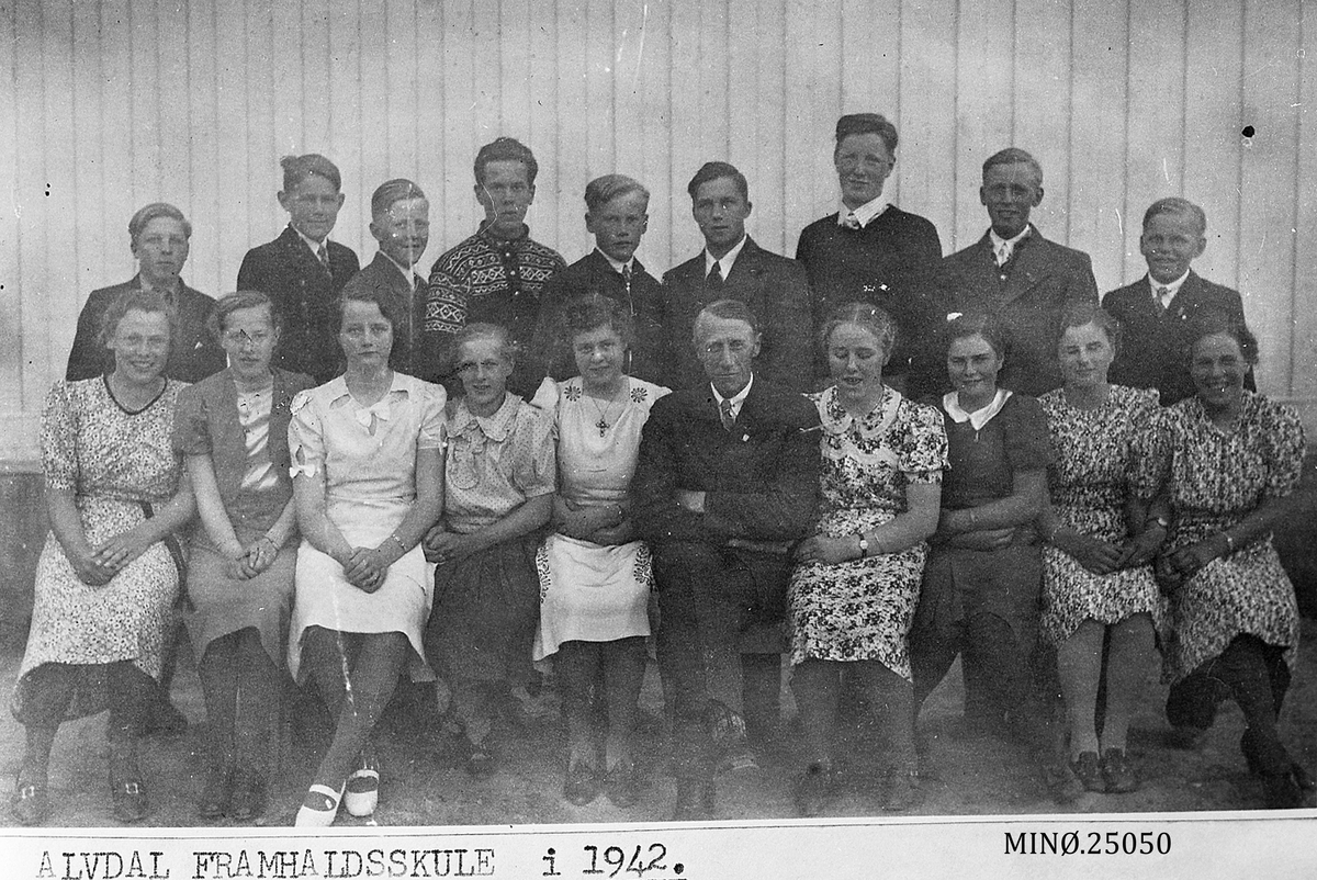 Alvdal framhaldsskule 1942 - Anno Musea i Nord-Østerdalen / DigitaltMuseum