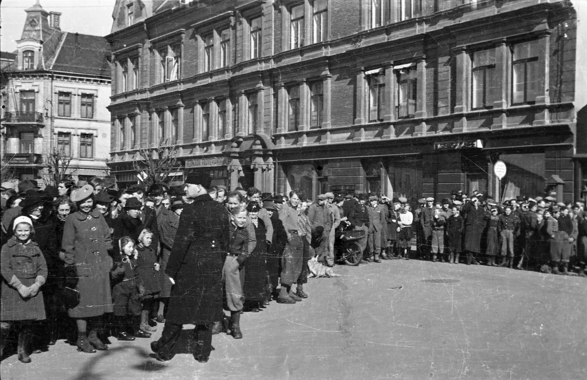 Kongefamilien og regjeringen ankommer Hamar jernbanestasjon 9. april ...