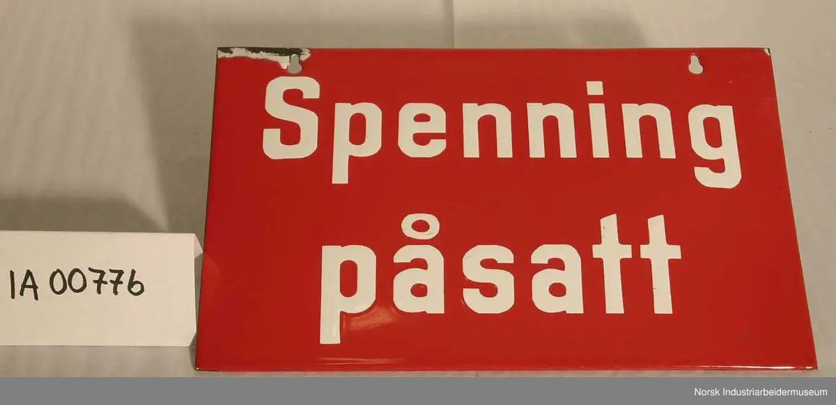 Skilt. Spenning påsatt - Norsk Industriarbeidermuseum / DigitaltMuseum