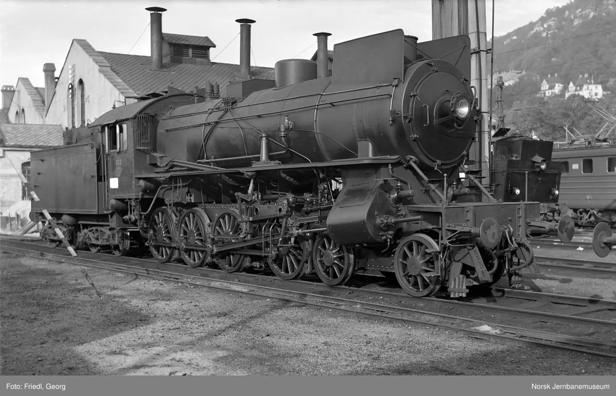 Damplokomotiv type 31a nr. 320 på Bergen stasjon - Norsk Jernbanemuseum ...